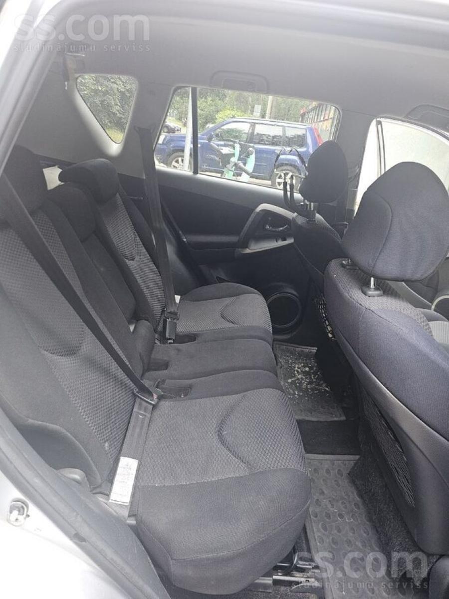 Grey Toyota RAV4 2006 in Riga, with an engine capacity of 2.00 L and mileage of 280 thousand km for 2500 €, photo 9 on AUTOMOTO.COM.LV