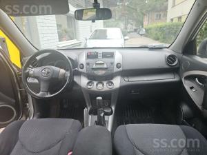 Grey Toyota RAV4 2006 in Riga, with an engine capacity of 2.00 L and mileage of 280 thousand km for 2500 €, photo 10 on AUTOMOTO.COM.LV