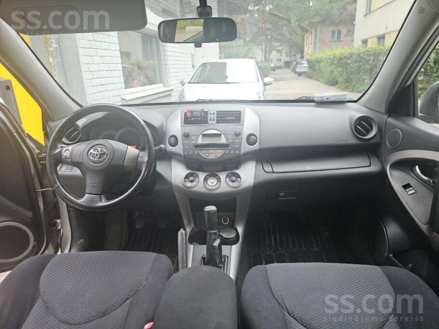 Grey Toyota RAV4 2006 in Riga, with an engine capacity of 2.00 L and mileage of 280 thousand km for 2500 €, photo 10 on AUTOMOTO.COM.LV