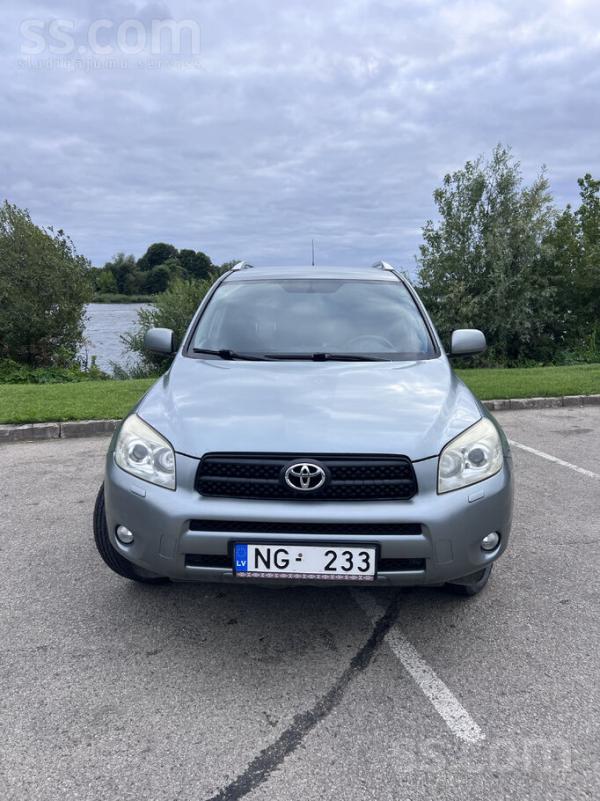 Grey Toyota RAV4 2006 in Riga, with an engine capacity of 2.00 L and mileage of 203 thousand km for 4500 €, photo 2 on AUTOMOTO.COM.LV