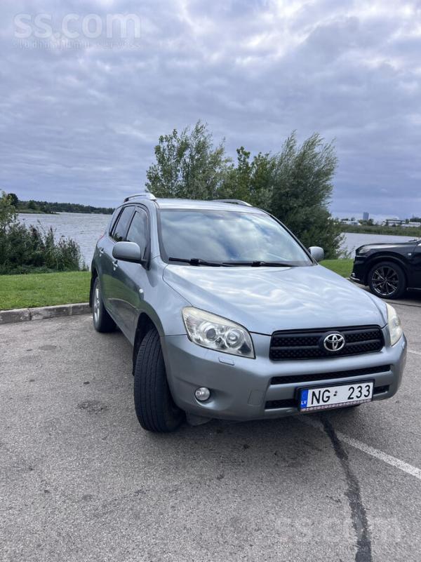 Grey Toyota RAV4 2006 in Riga, with an engine capacity of 2.00 L and mileage of 203 thousand km for 4500 €, photo 3 on AUTOMOTO.COM.LV