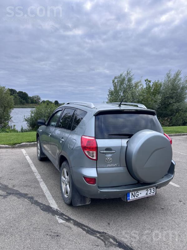 Grey Toyota RAV4 2006 in Riga, with an engine capacity of 2.00 L and mileage of 203 thousand km for 4500 €, photo 5 on AUTOMOTO.COM.LV