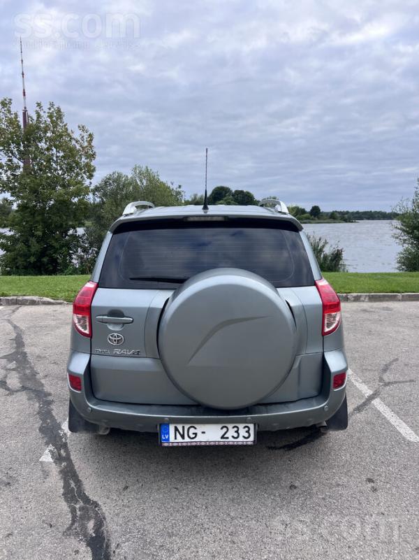 Grey Toyota RAV4 2006 in Riga, with an engine capacity of 2.00 L and mileage of 203 thousand km for 4500 €, photo 6 on AUTOMOTO.COM.LV