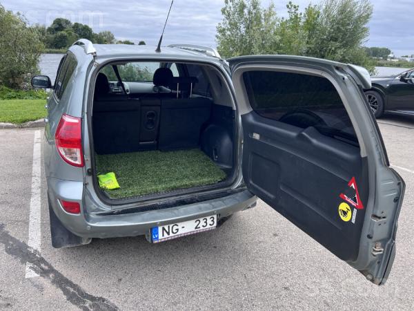 Grey Toyota RAV4 2006 in Riga, with an engine capacity of 2.00 L and mileage of 203 thousand km for 4500 €, photo 10 on AUTOMOTO.COM.LV