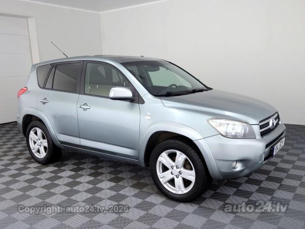 Grey Toyota RAV4 2006 in Tallinn, with an engine capacity of 2.20 L and mileage of 211 thousand km for 3399 €, photo 1 on AUTOMOTO.COM.LV