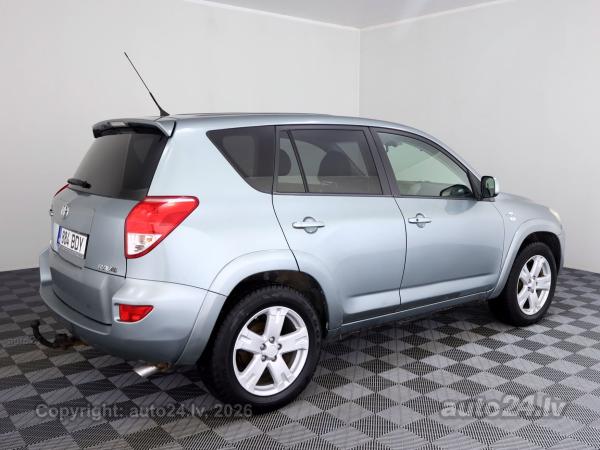 Grey Toyota RAV4 2006 in Tallinn, with an engine capacity of 2.20 L and mileage of 211 thousand km for 3399 €, photo 4 on AUTOMOTO.COM.LV