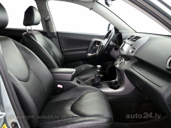 Grey Toyota RAV4 2006 in Tallinn, with an engine capacity of 2.20 L and mileage of 211 thousand km for 3399 €, photo 7 on AUTOMOTO.COM.LV