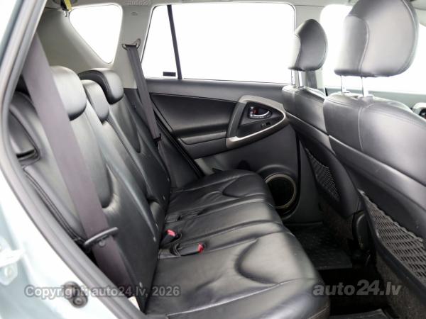 Grey Toyota RAV4 2006 in Tallinn, with an engine capacity of 2.20 L and mileage of 211 thousand km for 3399 €, photo 8 on AUTOMOTO.COM.LV