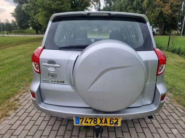 Grey Toyota RAV4 2006 in Taurage, with an engine capacity of 2.20 L and mileage of 261 thousand km for 3900 €, photo 9 on AUTOMOTO.COM.LV