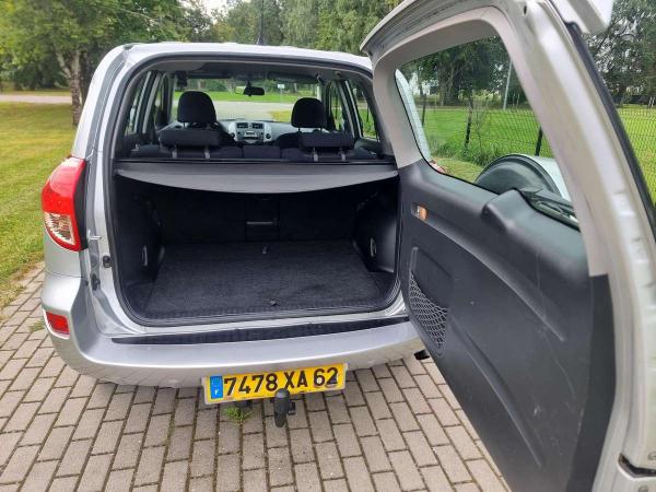 Grey Toyota RAV4 2006 in Taurage, with an engine capacity of 2.20 L and mileage of 261 thousand km for 3900 €, photo 10 on AUTOMOTO.COM.LV