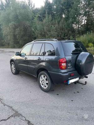 Pelēks Toyota RAV4 2006 Panevēža, ar dzinēja tilpumu 2.00 L un nobraukumu 404 tūkst. km par 2300 €, foto  vietnē AUTOMOTO.COM.LV