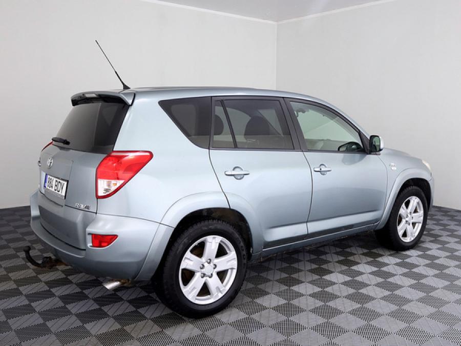Pelēks Toyota RAV4 2006 Tallina, ar dzinēja tilpumu 2.20 L un nobraukumu 211 tūkst. km par 3399 €, foto 4 vietnē AUTOMOTO.COM.LV