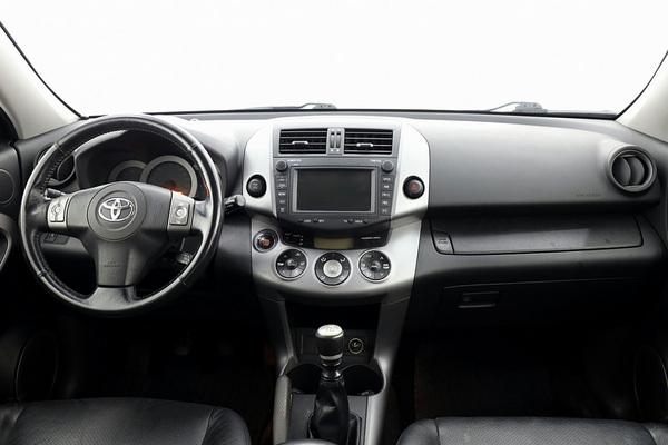 Grey Toyota RAV4 2006 in Tallinn, with an engine capacity of 2.20 L and mileage of 211 thousand km for 3399 €, photo 6 on AUTOMOTO.COM.LV