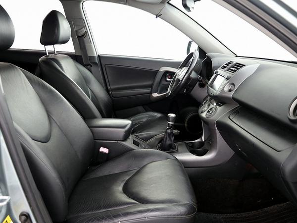 Grey Toyota RAV4 2006 in Tallinn, with an engine capacity of 2.20 L and mileage of 211 thousand km for 3399 €, photo 7 on AUTOMOTO.COM.LV