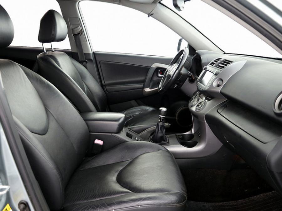 Pelēks Toyota RAV4 2006 Tallina, ar dzinēja tilpumu 2.20 L un nobraukumu 211 tūkst. km par 3399 €, foto 7 vietnē AUTOMOTO.COM.LV