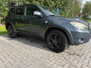 Pelēks Toyota RAV4 2006 Rīga, ar dzinēja tilpumu 2.20 L un nobraukumu 263 tūkst. km par 3399 €, foto  vietnē AUTOMOTO.COM.LV