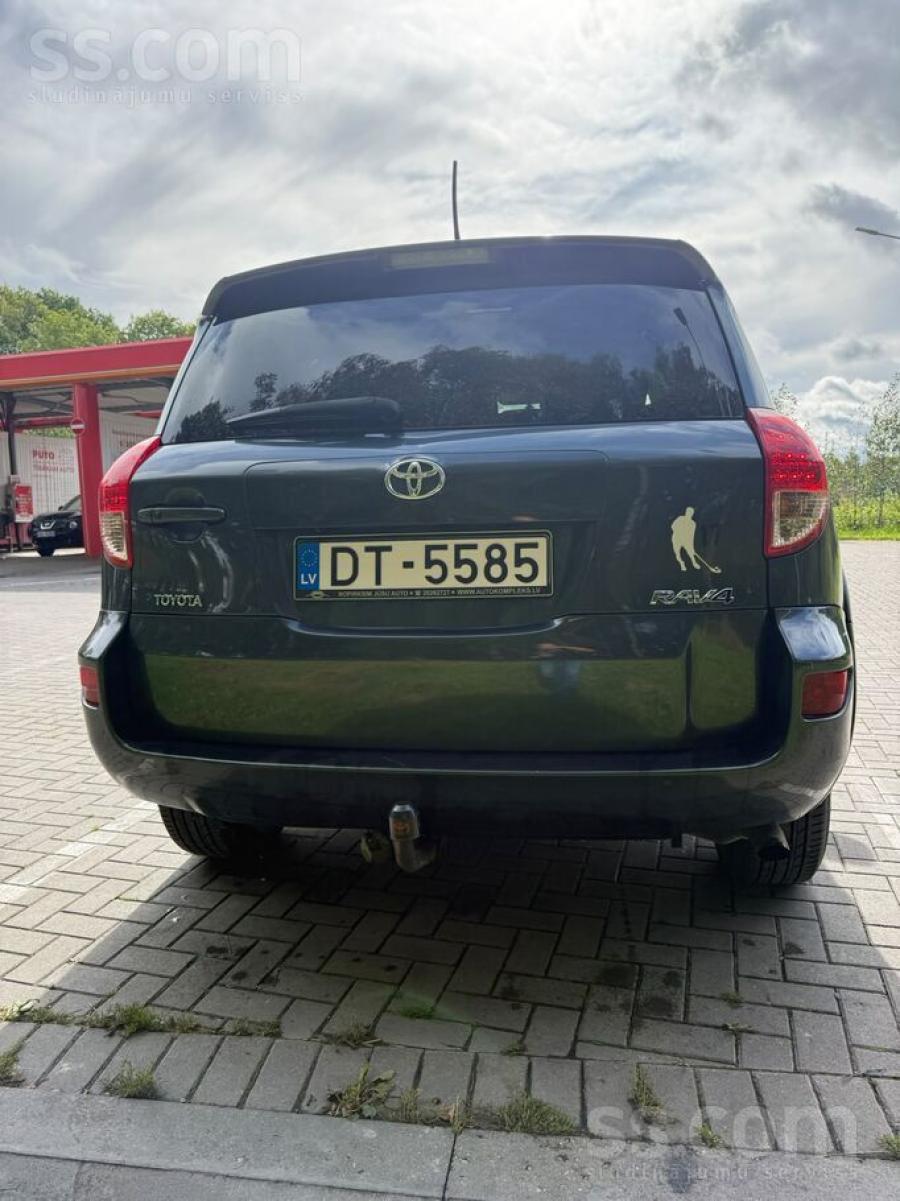 Grey Toyota RAV4 2006 in Riga, with an engine capacity of 2.20 L and mileage of 263 thousand km for 3399 €, photo 3 on AUTOMOTO.COM.LV