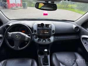 Grey Toyota RAV4 2006 in Riga, with an engine capacity of 2.20 L and mileage of 263 thousand km for 3399 €, photo 6 on AUTOMOTO.COM.LV