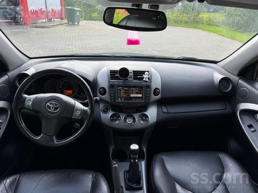 Grey Toyota RAV4 2006 in Riga, with an engine capacity of 2.20 L and mileage of 263 thousand km for 3399 €, photo 6 on AUTOMOTO.COM.LV
