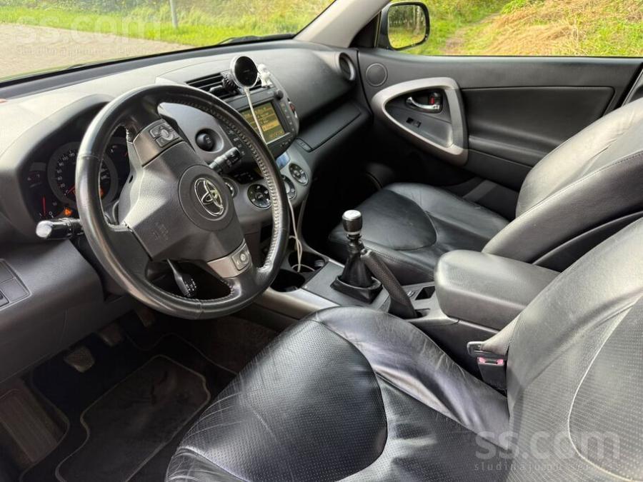 Grey Toyota RAV4 2006 in Riga, with an engine capacity of 2.20 L and mileage of 263 thousand km for 3399 €, photo 9 on AUTOMOTO.COM.LV