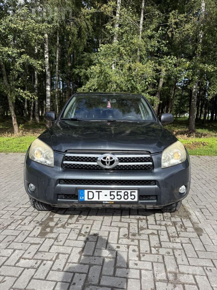 Grey Toyota RAV4 2006 in Riga, with an engine capacity of 2.20 L and mileage of 263 thousand km for 2699 €, photo 1 on AUTOMOTO.COM.LV