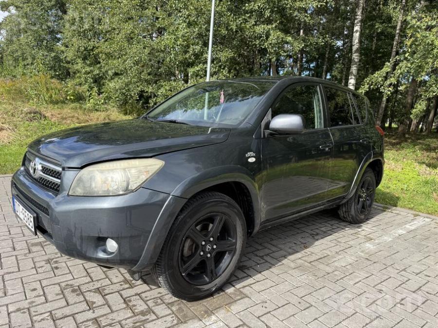 Grey Toyota RAV4 2006 in Riga, with an engine capacity of 2.20 L and mileage of 263 thousand km for 2699 €, photo 3 on AUTOMOTO.COM.LV
