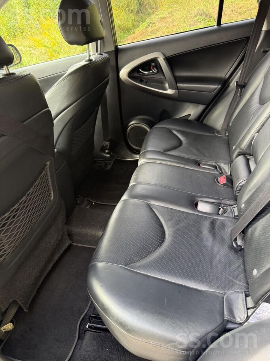 Grey Toyota RAV4 2006 in Riga, with an engine capacity of 2.20 L and mileage of 263 thousand km for 2699 €, photo 7 on AUTOMOTO.COM.LV