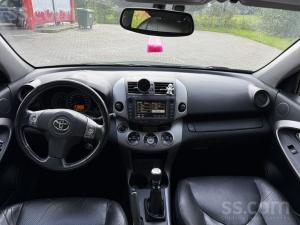 Grey Toyota RAV4 2006 in Riga, with an engine capacity of 2.20 L and mileage of 263 thousand km for 2699 €, photo 10 on AUTOMOTO.COM.LV