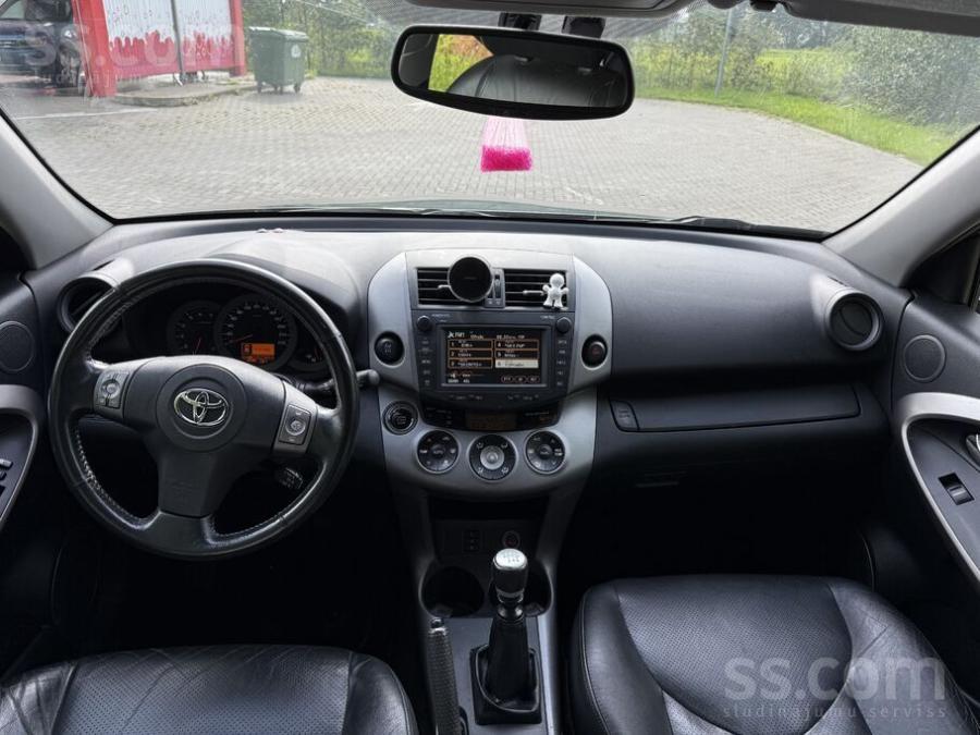 Grey Toyota RAV4 2006 in Riga, with an engine capacity of 2.20 L and mileage of 263 thousand km for 2699 €, photo 10 on AUTOMOTO.COM.LV