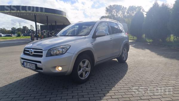 Pelēks Toyota RAV4 2006 Rīga, ar dzinēja tilpumu 2.20 L un nobraukumu 209 tūkst. km par 2800 €, foto 1 vietnē AUTOMOTO.COM.LV