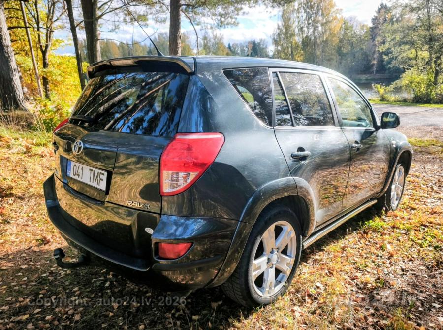 Pelēks Toyota RAV4 2006 Tallina, ar dzinēja tilpumu 2.20 L un nobraukumu 342 tūkst. km par 3890 €, foto 4 vietnē AUTOMOTO.COM.LV