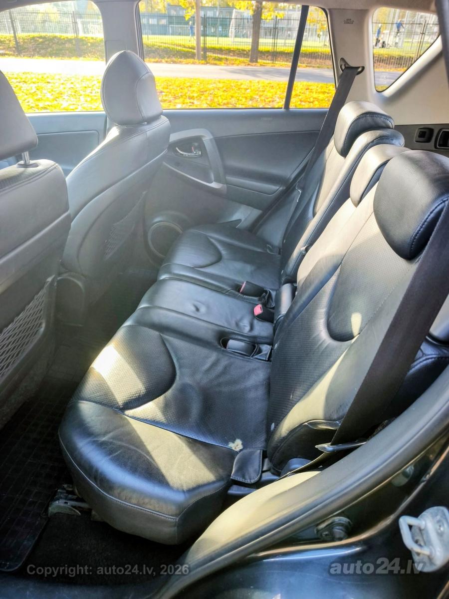 Pelēks Toyota RAV4 2006 Tallina, ar dzinēja tilpumu 2.20 L un nobraukumu 342 tūkst. km par 3890 €, foto 7 vietnē AUTOMOTO.COM.LV