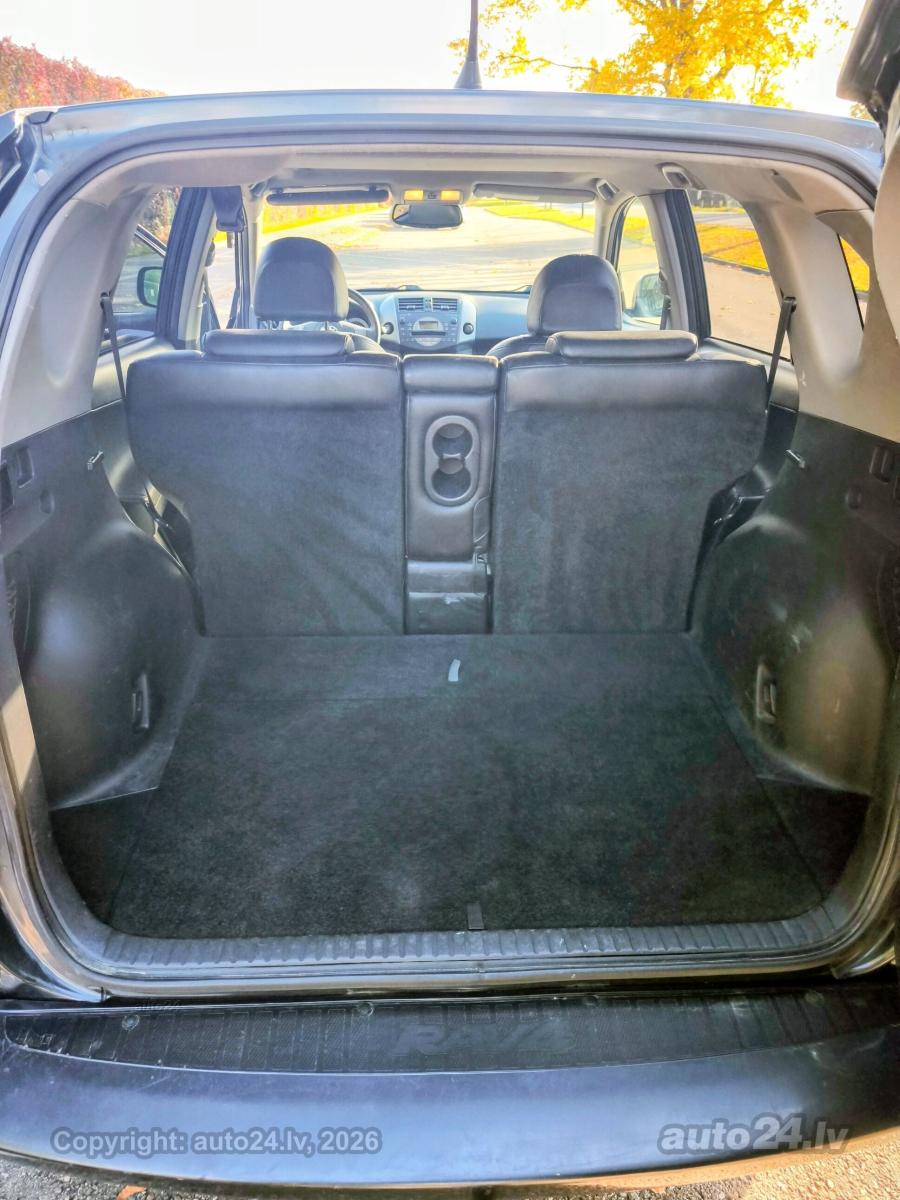 Pelēks Toyota RAV4 2006 Tallina, ar dzinēja tilpumu 2.20 L un nobraukumu 342 tūkst. km par 3890 €, foto 8 vietnē AUTOMOTO.COM.LV
