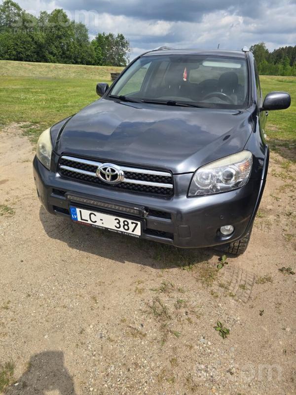 Pelēks Toyota RAV4 2006 Talsi, ar dzinēja tilpumu 2.20 L un nobraukumu 288 tūkst. km par 2600 €, foto 1 vietnē AUTOMOTO.COM.LV