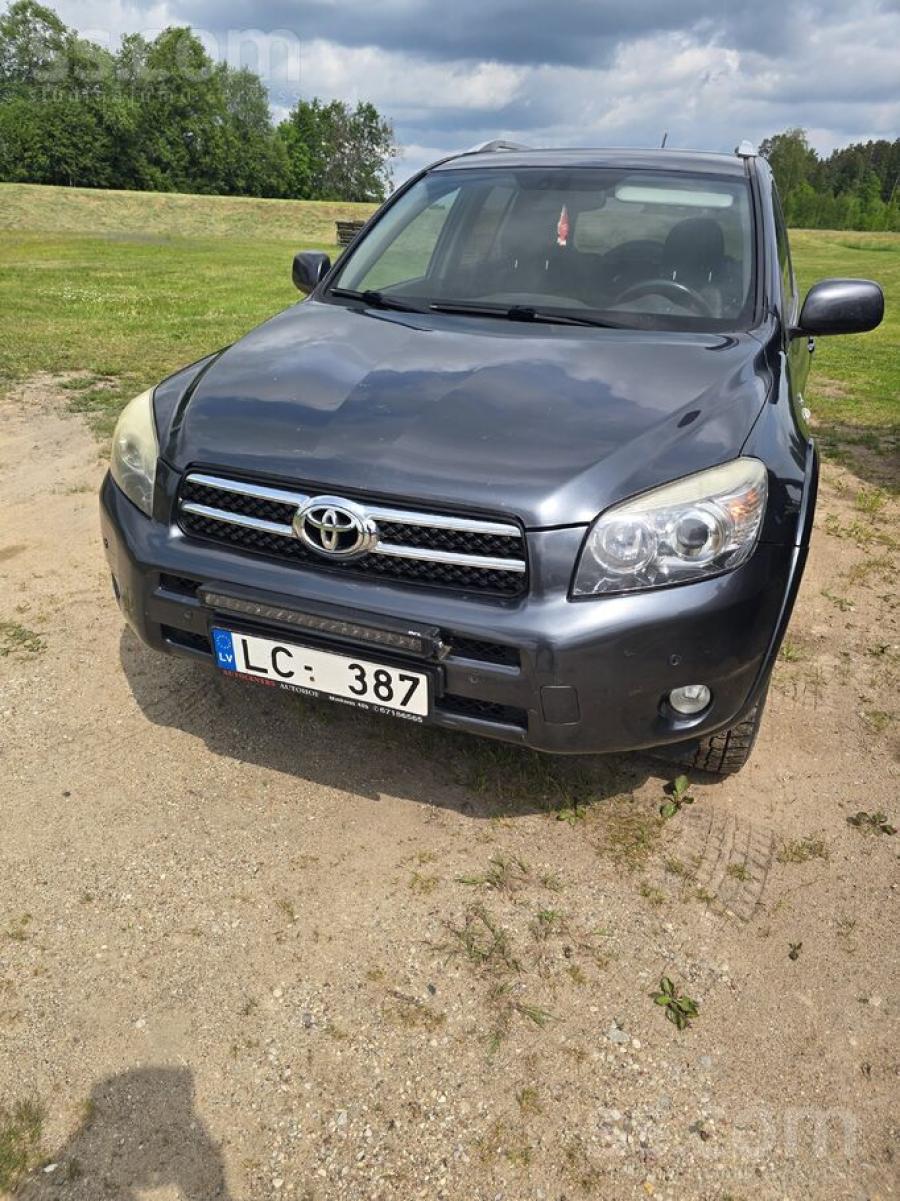 Grey Toyota RAV4 2006 in Talsi, with an engine capacity of 2.20 L and mileage of 288 thousand km for 2600 €, photo 1 on AUTOMOTO.COM.LV
