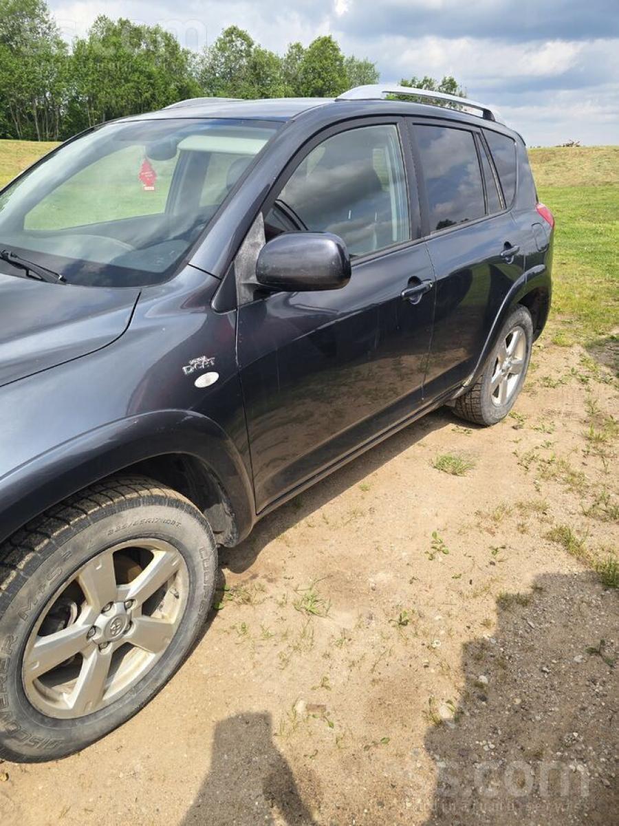 Grey Toyota RAV4 2006 in Talsi, with an engine capacity of 2.20 L and mileage of 288 thousand km for 2600 €, photo 3 on AUTOMOTO.COM.LV