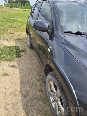 Grey Toyota RAV4 2006 in Talsi, with an engine capacity of 2.20 L and mileage of 288 thousand km for 2600 €, photo 4 on AUTOMOTO.COM.LV