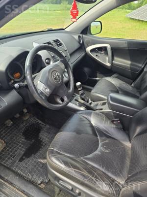 Grey Toyota RAV4 2006 in Talsi, with an engine capacity of 2.20 L and mileage of 288 thousand km for 2600 €, photo 5 on AUTOMOTO.COM.LV