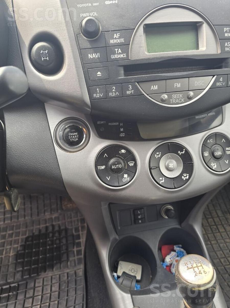 Grey Toyota RAV4 2006 in Talsi, with an engine capacity of 2.20 L and mileage of 288 thousand km for 2600 €, photo 6 on AUTOMOTO.COM.LV