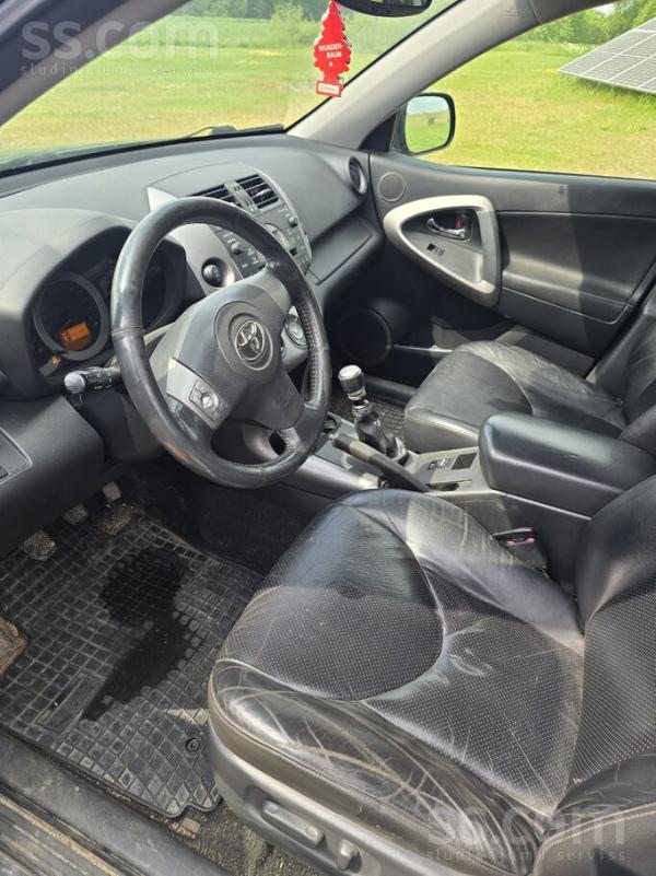 Pelēks Toyota RAV4 2006 Talsi, ar dzinēja tilpumu 2.20 L un nobraukumu 288 tūkst. km par 2600 €, foto 5 vietnē AUTOMOTO.COM.LV