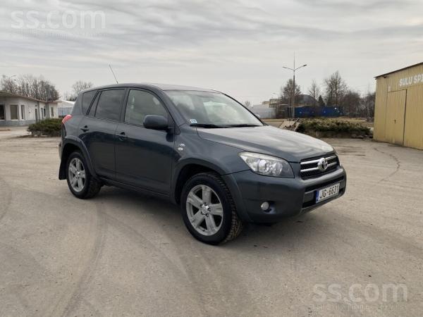 Grey Toyota RAV4 2007 in Ogre, with an engine capacity of 2.20 L and mileage of 272 thousand km for 3390 €, photo 1 on AUTOMOTO.COM.LV
