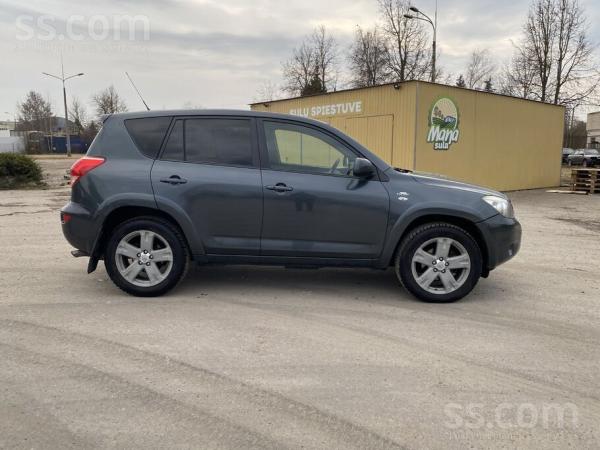 Grey Toyota RAV4 2007 in Ogre, with an engine capacity of 2.20 L and mileage of 272 thousand km for 3390 €, photo 3 on AUTOMOTO.COM.LV