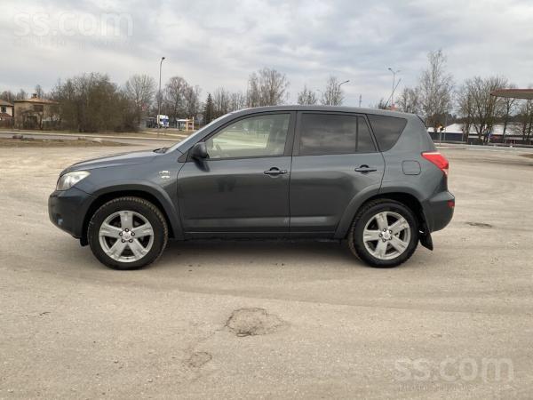 Grey Toyota RAV4 2007 in Ogre, with an engine capacity of 2.20 L and mileage of 272 thousand km for 3390 €, photo 4 on AUTOMOTO.COM.LV