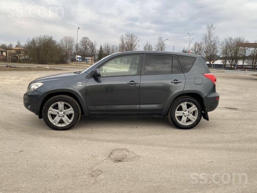Grey Toyota RAV4 2007 in Ogre, with an engine capacity of 2.20 L and mileage of 272 thousand km for 2200 €, photo 4 on AUTOMOTO.COM.LV