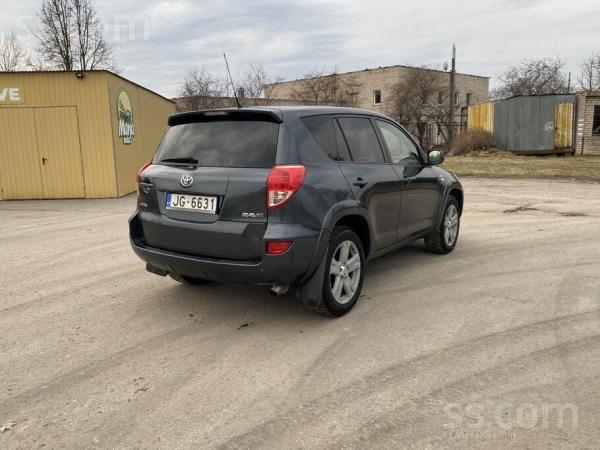 Grey Toyota RAV4 2007 in Ogre, with an engine capacity of 2.20 L and mileage of 272 thousand km for 3390 €, photo 5 on AUTOMOTO.COM.LV
