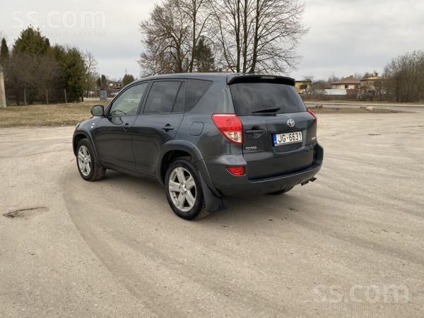 Grey Toyota RAV4 2007 in Ogre, with an engine capacity of 2.20 L and mileage of 272 thousand km for 3390 €, photo 6 on AUTOMOTO.COM.LV