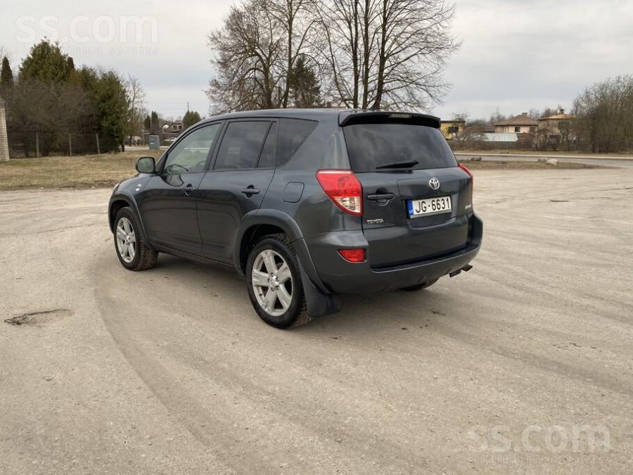 Grey Toyota RAV4 2007 in Ogre, with an engine capacity of 2.20 L and mileage of 272 thousand km for 2200 €, photo 6 on AUTOMOTO.COM.LV