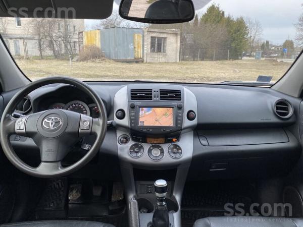 Grey Toyota RAV4 2007 in Ogre, with an engine capacity of 2.20 L and mileage of 272 thousand km for 3390 €, photo 9 on AUTOMOTO.COM.LV