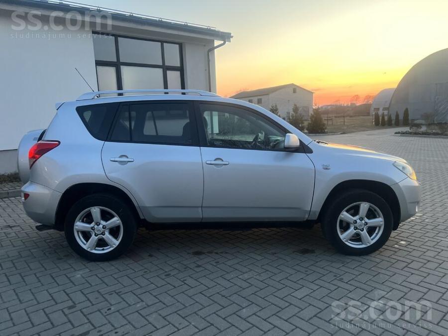 Grey Toyota RAV4 2007 in Rezekne, with an engine capacity of 2.20 L and mileage of 540 thousand km for 28200 €, photo 3 on AUTOMOTO.COM.LV