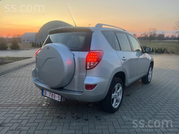 Grey Toyota RAV4 2007 in Rezekne, with an engine capacity of 2.20 L and mileage of 540 thousand km for 28200 €, photo 5 on AUTOMOTO.COM.LV